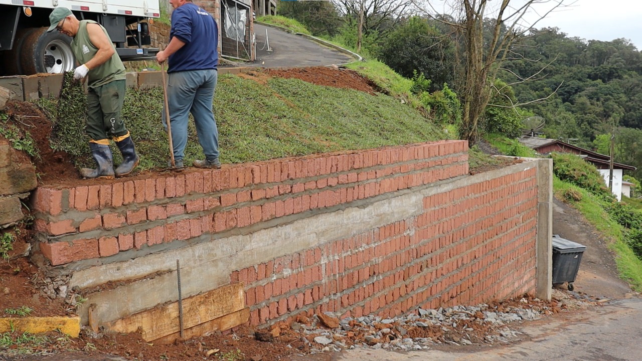 Secretaria De Obras Conclui Construção De Muro De Contenção No Bairro