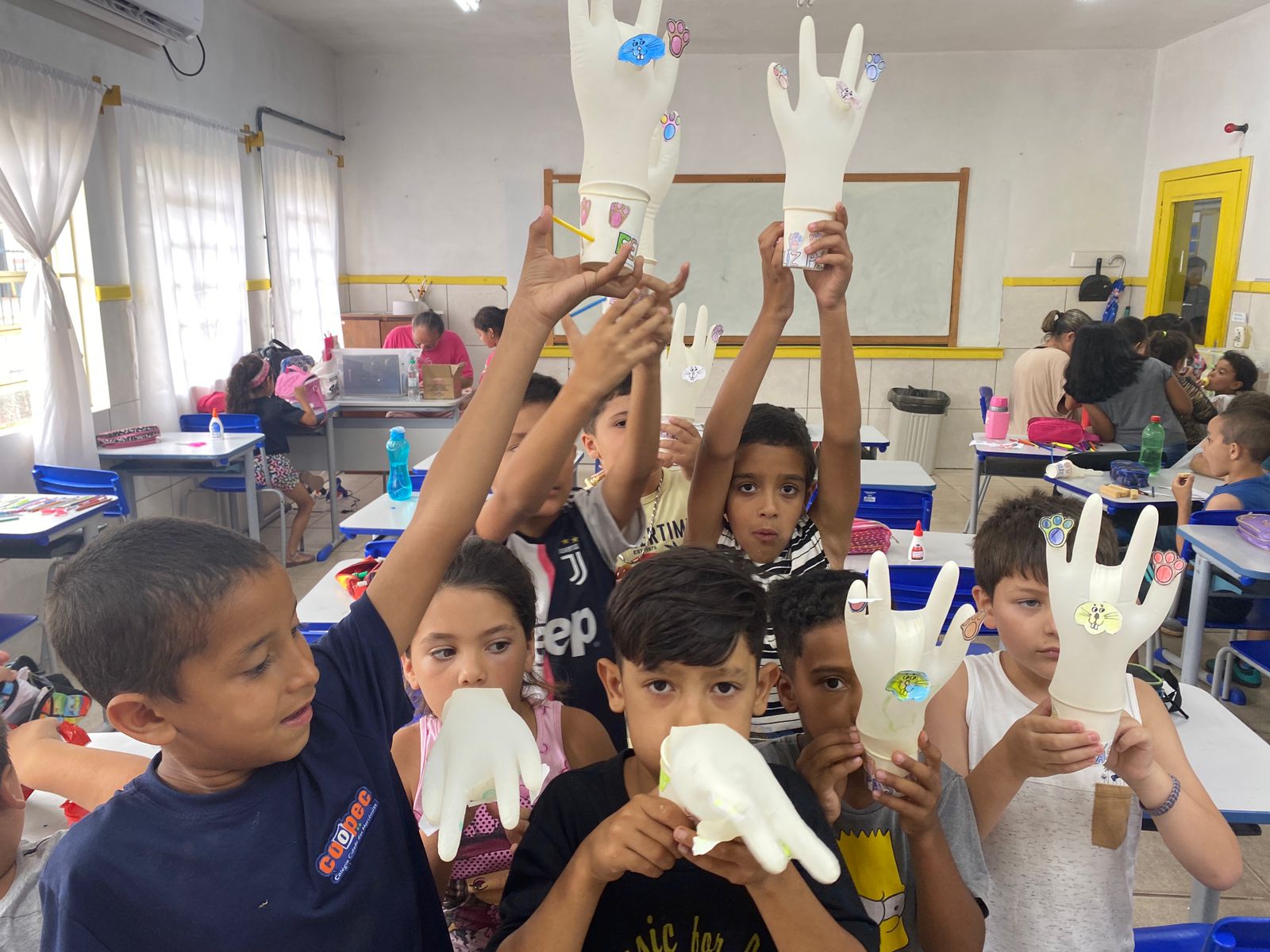 Oficina ReciCRIATIVIDADE transforma materiais do dia a dia em arte nas escolas municipais de ...