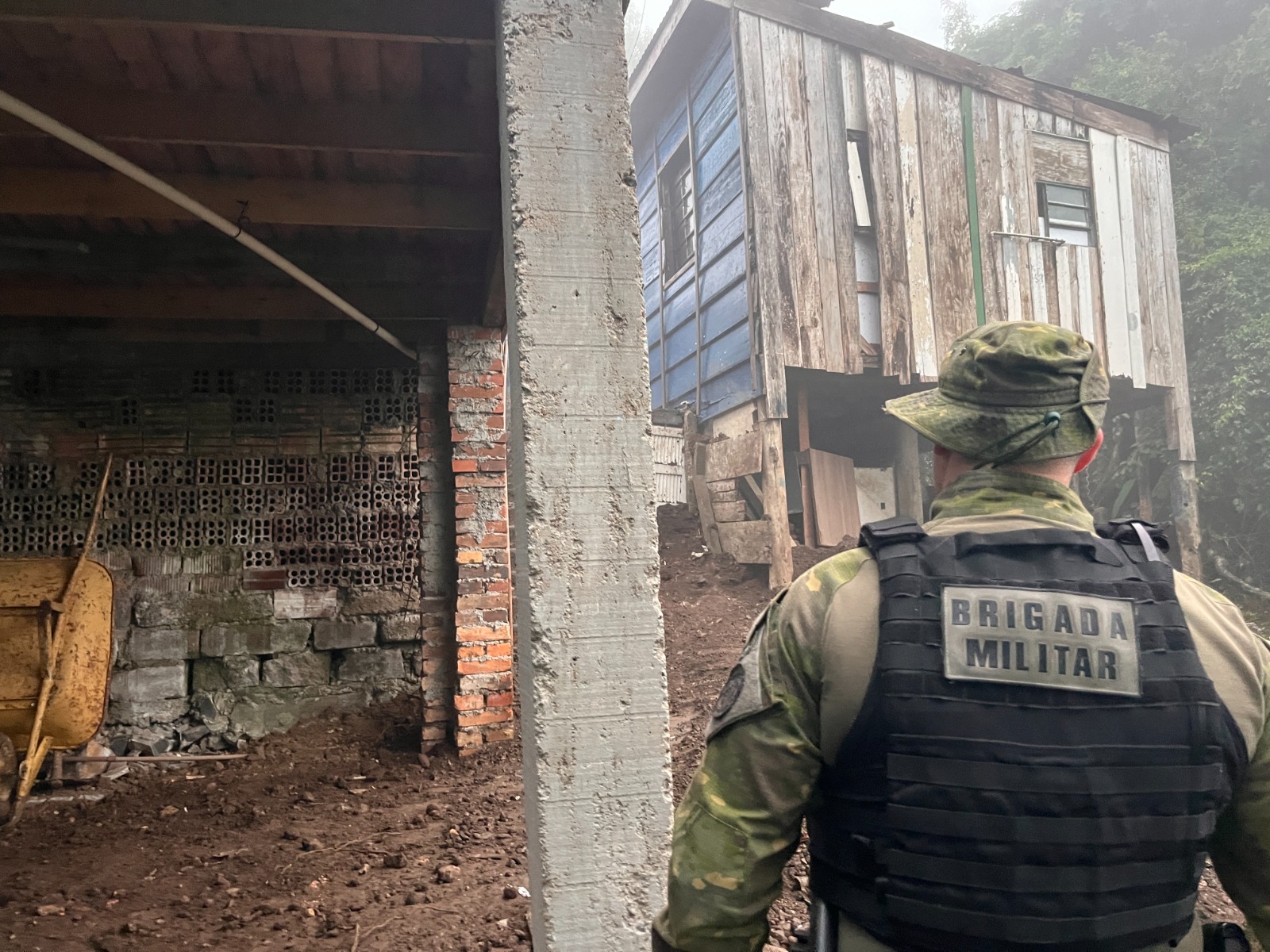 Residência é construída em área com risco de deslizamento e será ...